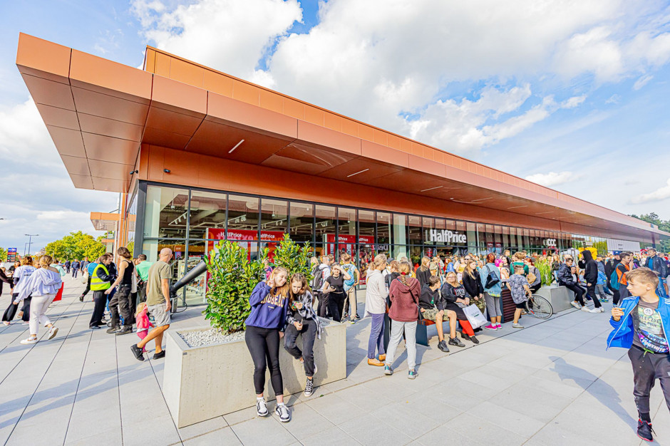 Z opuszczonego marketu Tesco zrobili atrakcyjny park handlowy