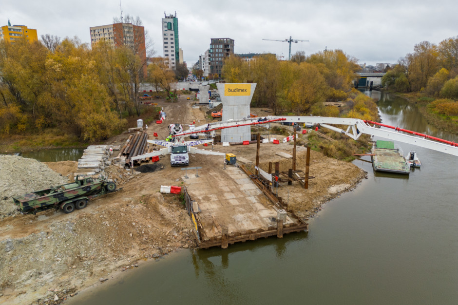 Budowa mostu na warszawską Pragę. Pierwsza podpora na Wiśle w całości