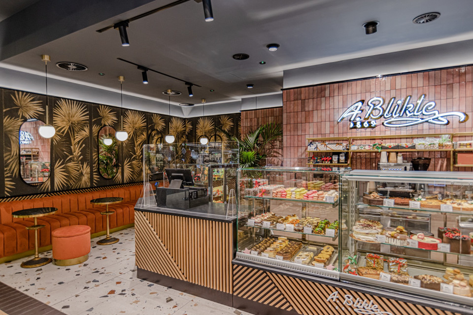 Wnętrze jak słodkie pączki. Oto kawiarnia A. Blikle w warszawskiej Sadybie