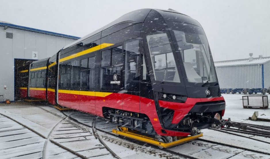 Łódź z kolejnym tramwajem Moderus Gamma