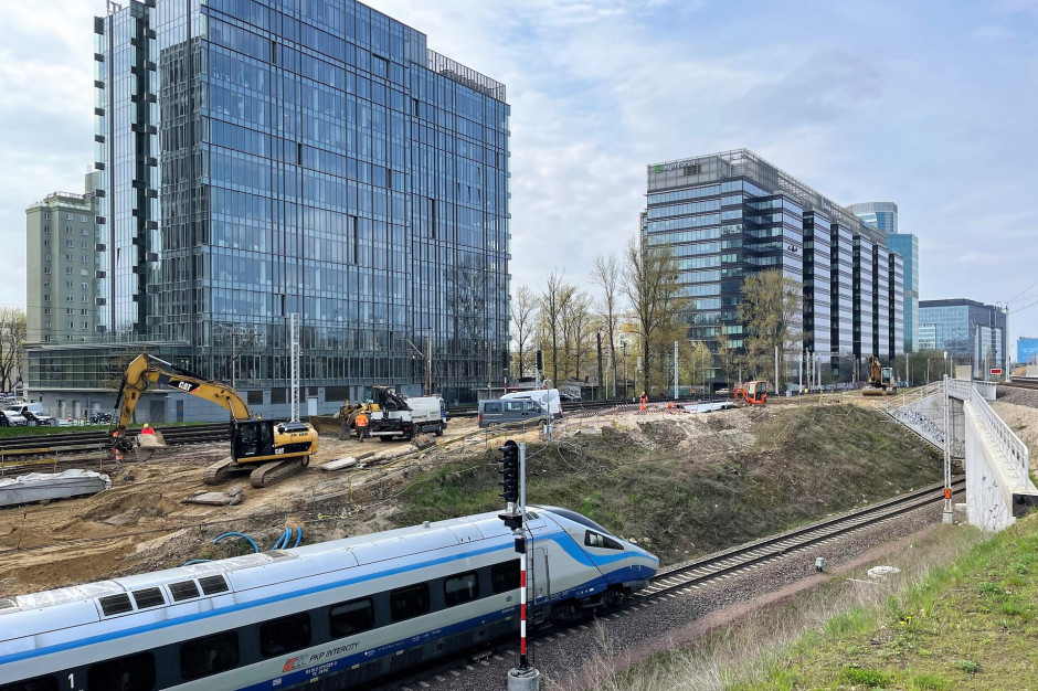 Budowa stacji Warszawa Zachodnia. Trwa połączenie torów dalekobieżnych i podmiejskich na linii ...