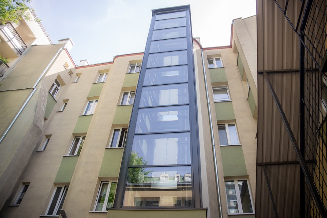 Budynki komunalne w Warszawie zyskują zewnętrzne windy