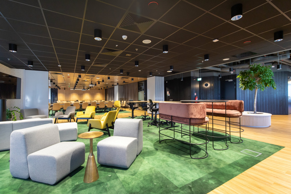 Rozciągają się na kilka kondygnacji: te biura w Polsce robią wrażenie ...