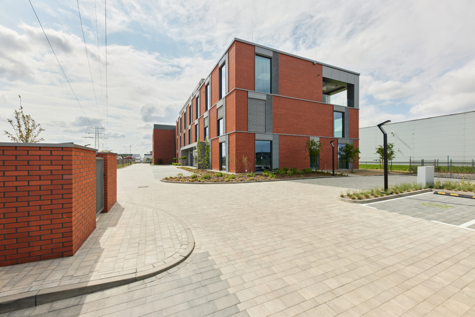 Budynek pod Poznaniem zyskał nowe skrzydło biurowe. Za projektem Easst ...