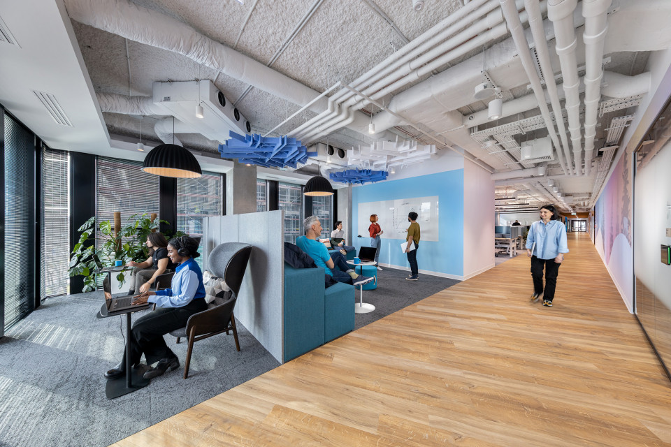 „Nie ma drugiej takiej przestrzeni biurowej w Warszawie”. Zaglądamy do biura Snowflake w ...