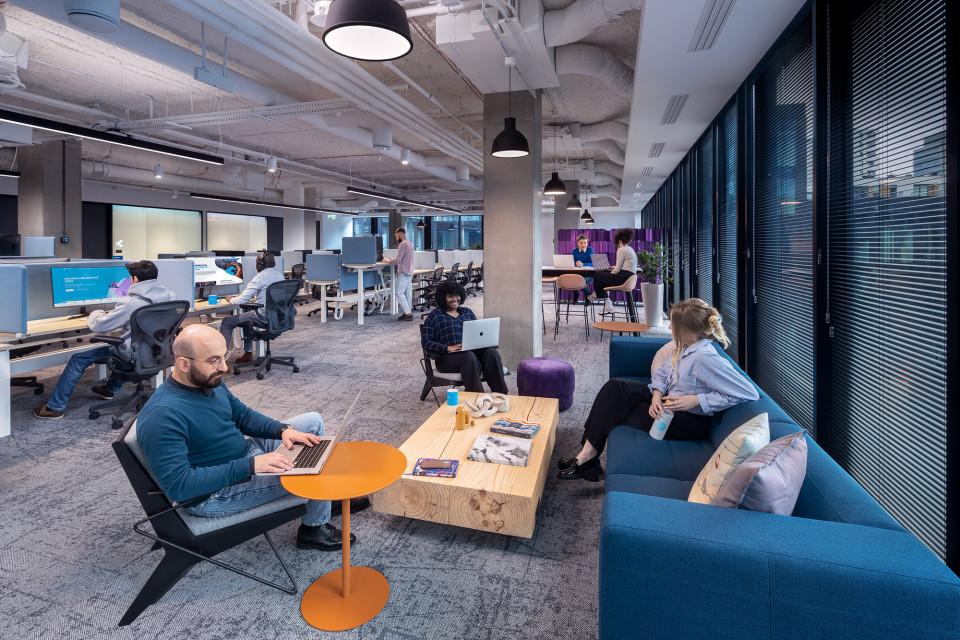 „Nie ma drugiej takiej przestrzeni biurowej w Warszawie”. Zaglądamy do biura Snowflake w ...