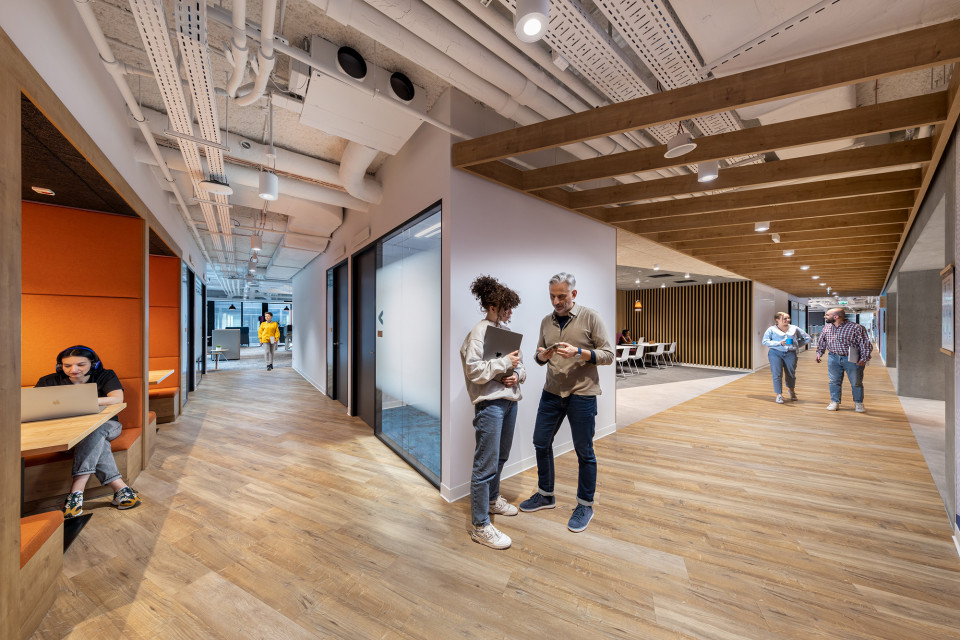 „Nie ma drugiej takiej przestrzeni biurowej w Warszawie”. Zaglądamy do biura Snowflake w ...