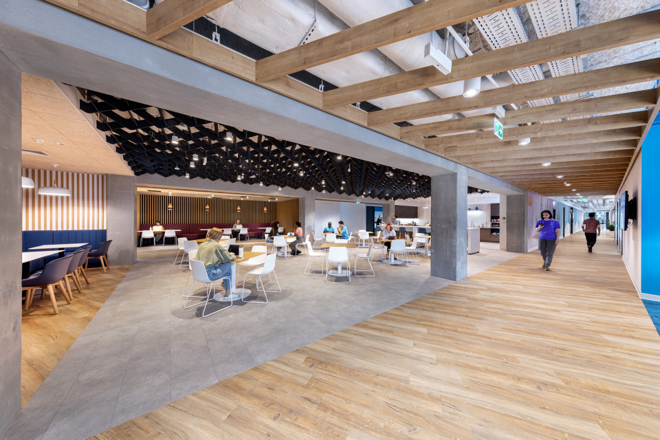 „Nie ma drugiej takiej przestrzeni biurowej w Warszawie”. Zaglądamy do biura Snowflake w ...