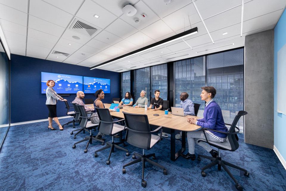 „Nie ma drugiej takiej przestrzeni biurowej w Warszawie”. Zaglądamy do biura Snowflake w ...