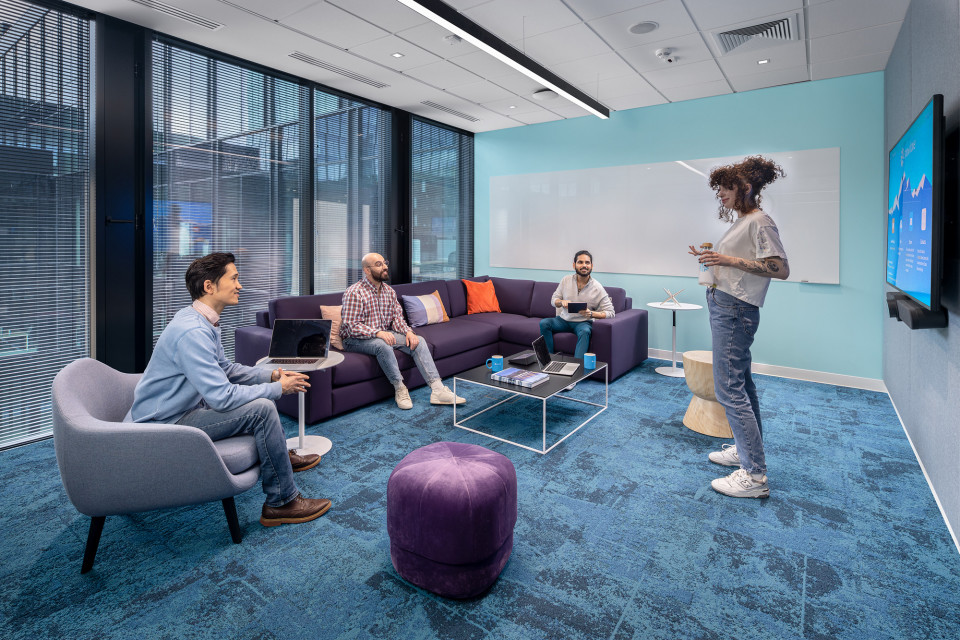 „Nie ma drugiej takiej przestrzeni biurowej w Warszawie”. Zaglądamy do biura Snowflake w ...