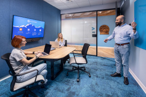 „Nie ma drugiej takiej przestrzeni biurowej w Warszawie”. Zaglądamy do biura Snowflake w ...