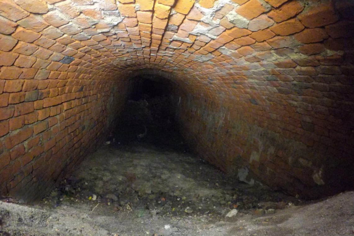 Ciek od Piotrkowskiej. Niezwykłe znalezisko w Łodzi z inicjałami ...